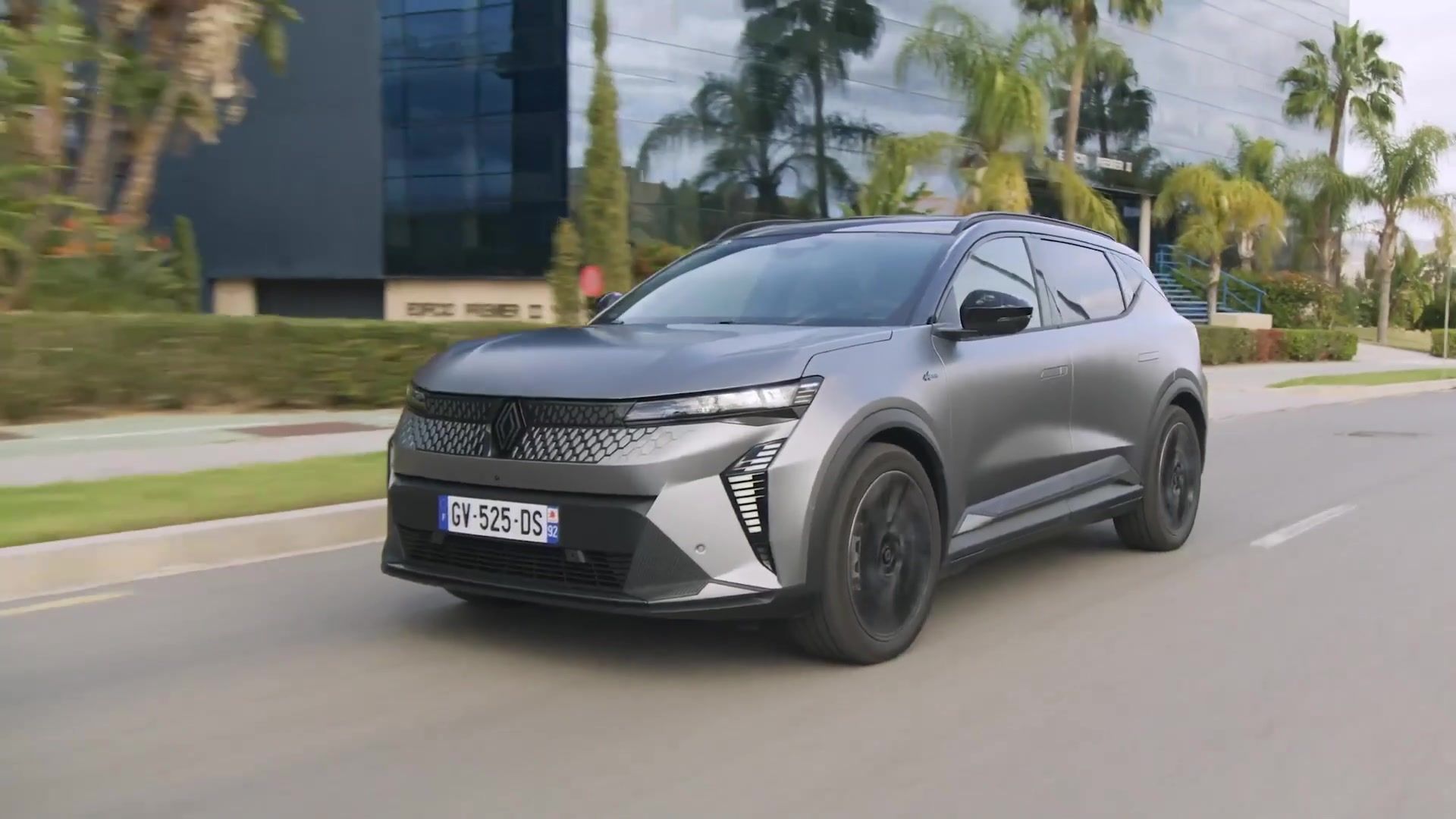 Renault Scenic E-Tech electric in Esprit Alpine gris Driving Video