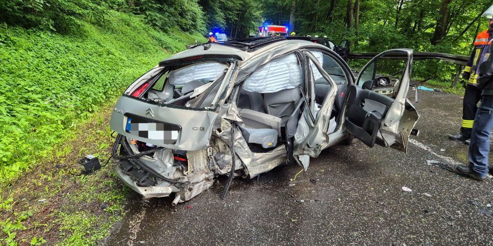 Video: Drei Personen verletzt im Krankenhaus - Schwerer Verkehrsunfall auf der B27