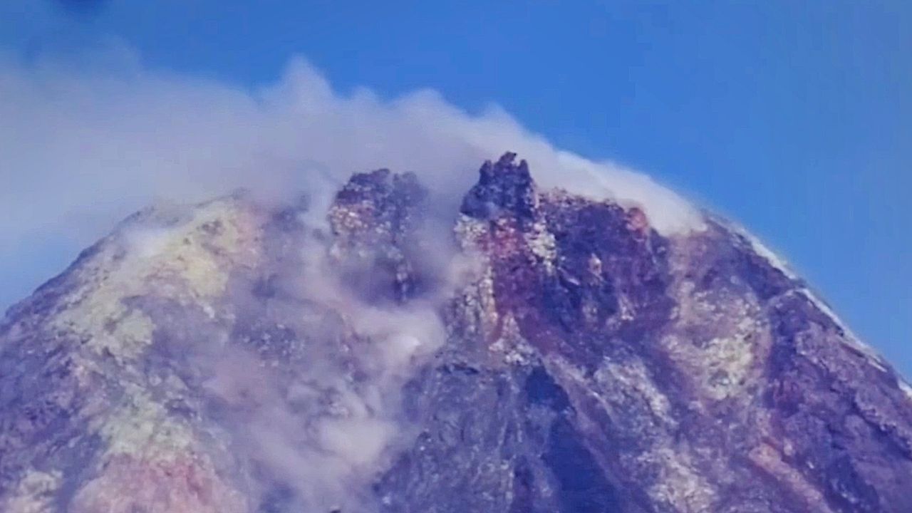Video: Sudden lava rockfall cascades from Mayon volcano summit