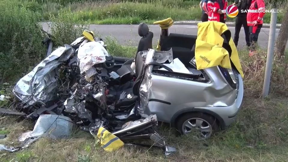 19-jähriger Fahrer und sein 12 Jahre alter Bruder sterben bei Unfall ... 19-jähriger Fahrer und sein 12 Jahre alter Bruder sterben bei Unfall ...