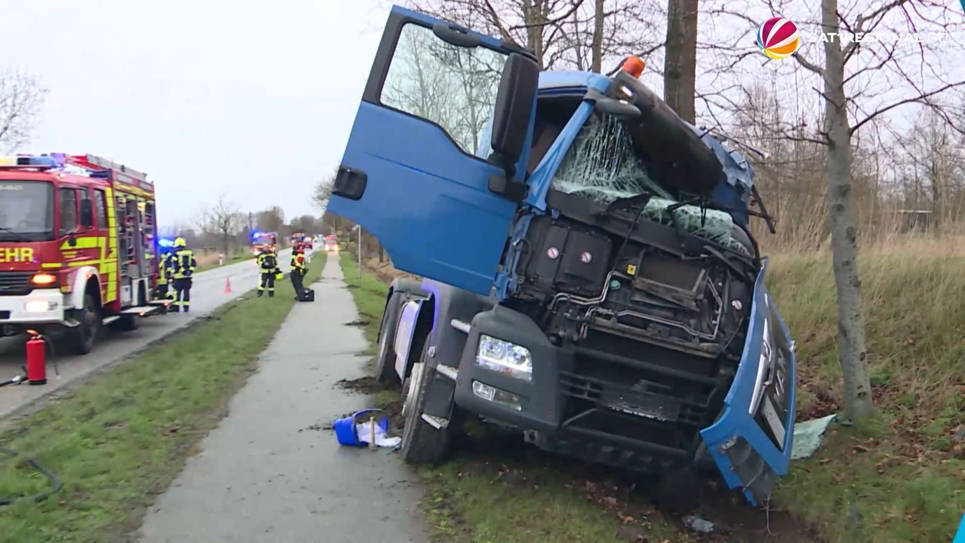 Unfall: Feuerwehr befreit schwer verletzten Lkw-Fahrer aus Wrack